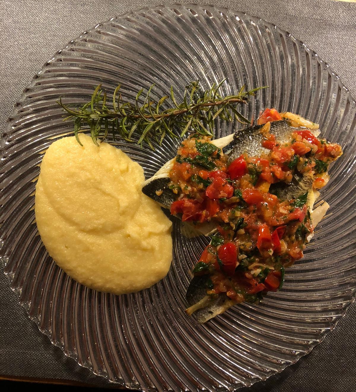 Wolfsbarschfilet gebraten mit Polenta und Sauce Vierge
